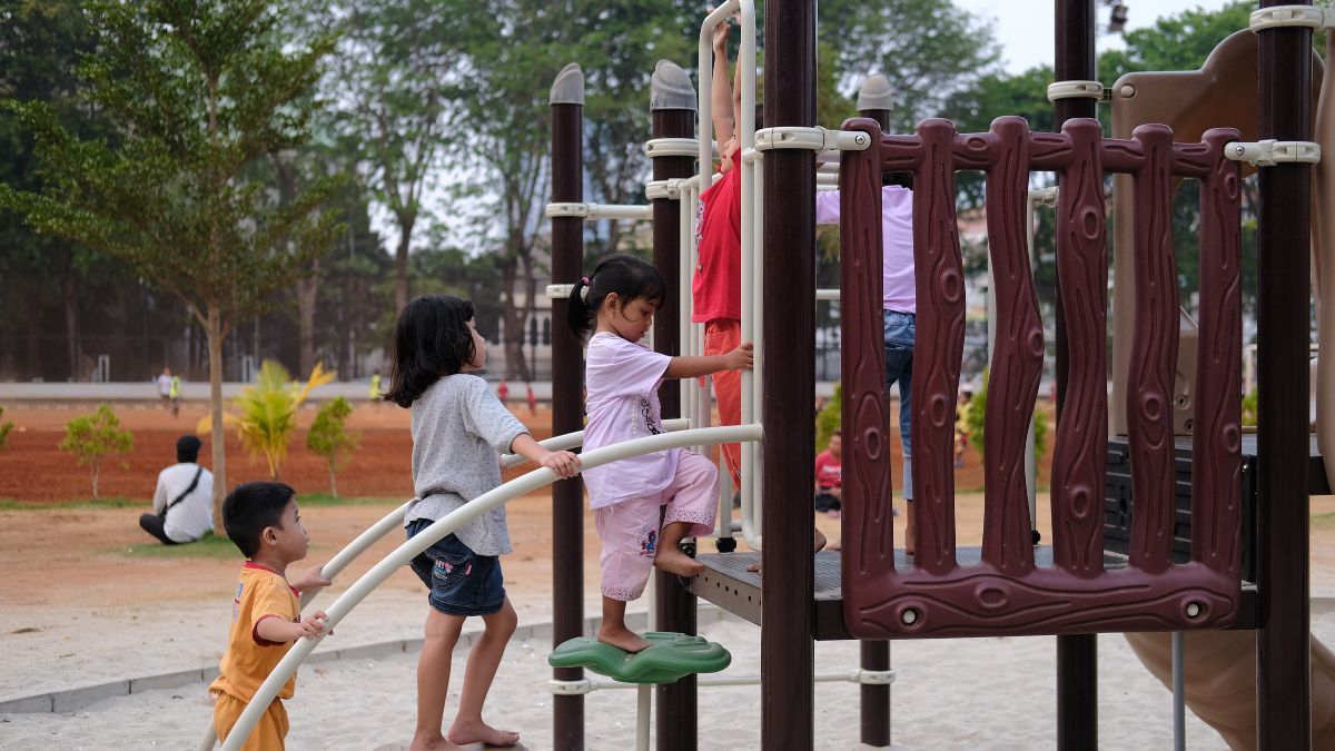 9 Manfaat Bermain Playground untuk Tumbuh Kembang Anak - KlikDokter
